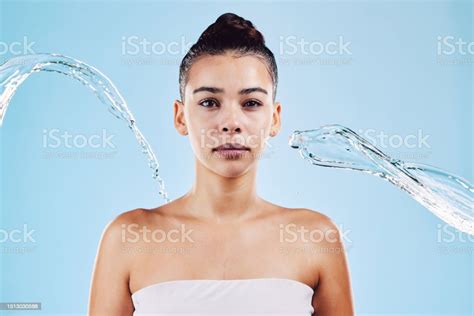 초상화 스킨케어 그리고 파란색 스튜디오 배경에 물 아름다움 몸단장을 한 여성 얼굴 청소 아침 일과 위생을 위한 맑은 액체 아쿠아 및 화장품을 가진 여성 및 사람 20 24