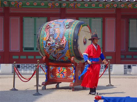 무료 이미지 사람들 기념물 색깔 불 북 제전 대한민국 왕 드레스 신전 남자 이름 전통 의상 서울