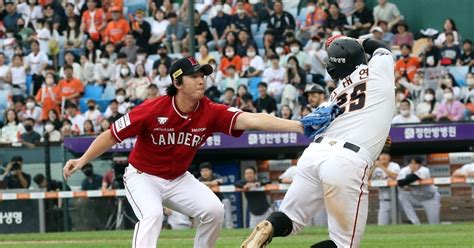 홈 앞에서 아쉽게 아웃되는 김태연