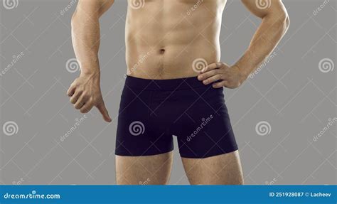 Jonge Man Die Moeite Heeft Met Een Erectie Laat Een Duim Omlaag Zien