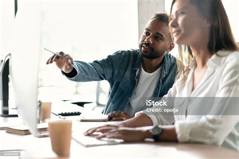 프로젝트에서 함께 일합니다 컴퓨터에서 작업하는 두 명의 비즈니스 동료 20 24세에 대한 스톡 사진 및 기타 이미지 20