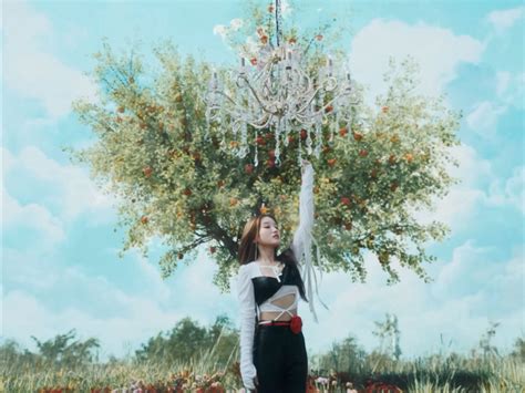 Loona Loossemble Ttyl Mv Still Kpop Girls Kpop Girls Prints