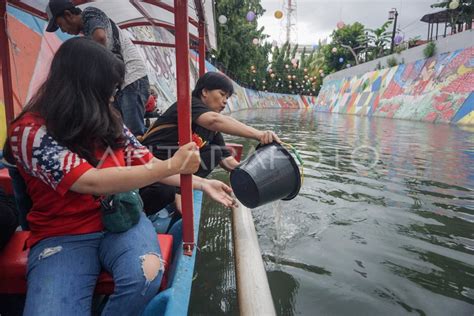Menebar Benih Ikan Di Sungai Antara Foto