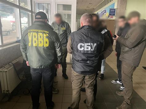 Затримано чоловіка який запропонував прикордоннику хабар у 9 000 доларів на кордоні України