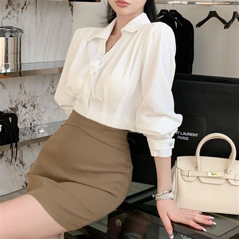 마리그램 브이넥 여성스러운 라인 화이트 클래식 드레시한 핀턱 허리라인 잡아주는 스트라이프 패턴 블라우스 오피스룩 사무직 비즈니스 캐주얼