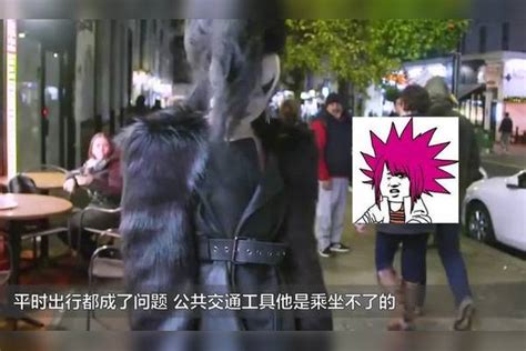 国外小伙头发梳的半米高，看着像孔雀开屏，网友：杀马特贵族？米高小伙头发