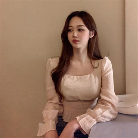 워너비뮤즈 💘남심저격💘 Made 찐추천템 청순글램 스퀘어넥 요루 스모크 주름 퍼프 셔링 프릴 크롭 블라우스 피치베이지 블랙