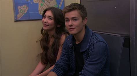 Rowan Blanchard Og Peyton Meyer Kysser