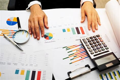 현대 사무실 재무 및 비즈니스 개념에서 차트 그래프 및 계산기로 재무 보고서 프로젝트 회계를 작업하고 분석하는 아시아 회계사 경제에 대한 스톡 사진 및 기타 이미지 Istock