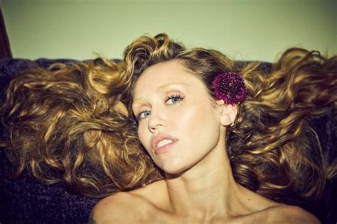 Sin Cejas La Tendencia Que Adoptó La Protagonista De Merlina Y Lo