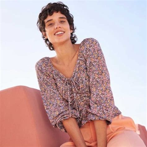 Name Of This Model From Online Ads 1427460 ›