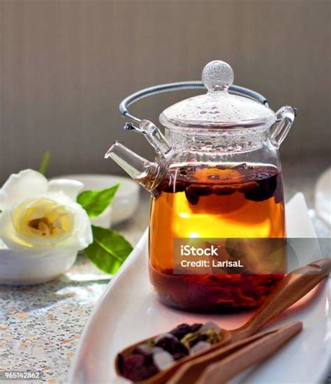 유리 찻주전자에 뜨거운 향기로운 과일 티입니다 전통 차를 마시고 밝은 배경에 중국 차 도구 차를 마 시의 개념입니다 라이프 스타일 Wabi Sabi입니다 0명에 대한 스톡