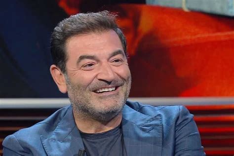 Max Giusti Passa A Mediaset Il Comunicato Ufficiale Tutto Sul Conduttore Tvblog