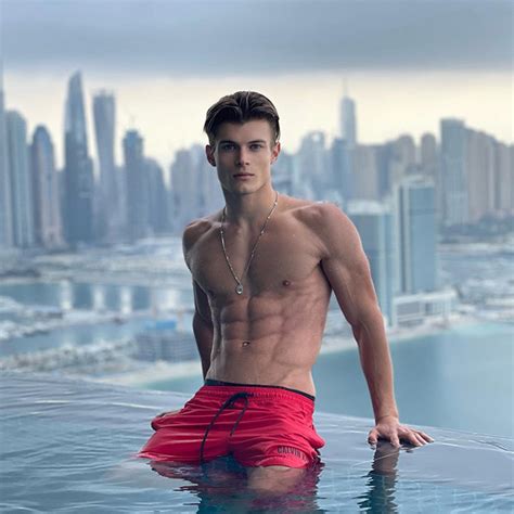 Leo Stuke แจกวาร์ปนายแบบสุดหล่อ ขวัญใจสาวไทยทั่วประเทศ