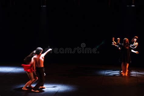 Esposizione Adam Ed Eve Di Ballo Moderno Fotografia Editoriale