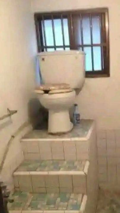 Throne Steps U Micworthy