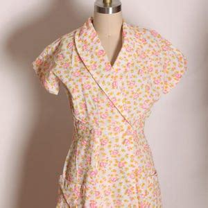 Late 1940s Early 1950s Pink And White Floral Short Sleeve Button Wrap