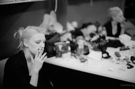 伦敦钢管舞女纪实 胶片的味道