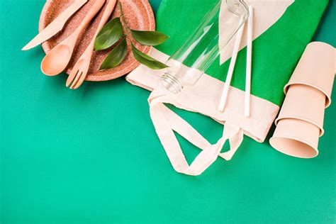 폐기물 제로 개념 친환경 일회용 식기 재활용 개념 닫으십시오 천연 소재로 만든 생태 식기 플라스틱없는 삶식사를위한 나무 및 종이 식기나무 칼 붙이 0에 대한 스톡 사진 및