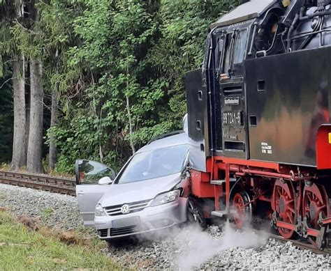 Unfall im Harz: Auto kracht gegen Dampflok an Bahnübergang bei Elend - Verletzte