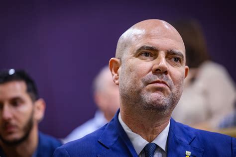 החכיות אפרת רייטן מירב בן ארי ופנינה תמנו שטה תוקפות את אמיר אוחנה מעילה בתפקידך מעריב מבזקים