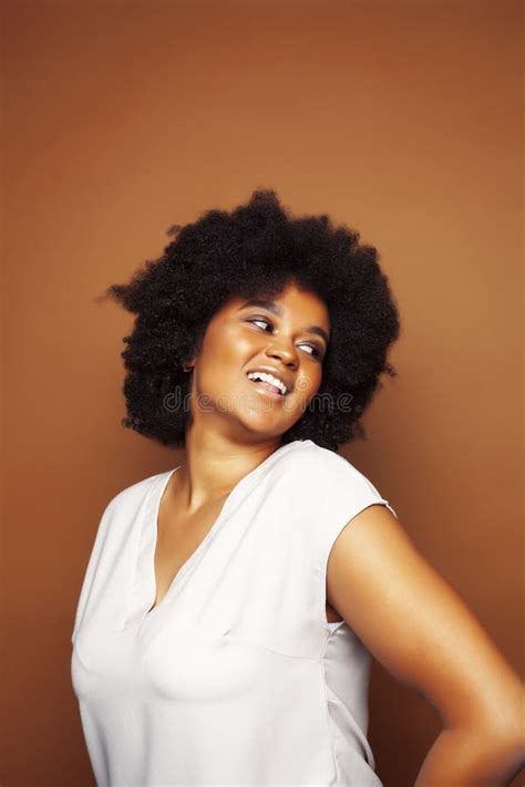 Jovencita Afroamericana Con Pelo Rizado Que Posa Gestos Alegres Sobre El Estilo De Vida Marr N