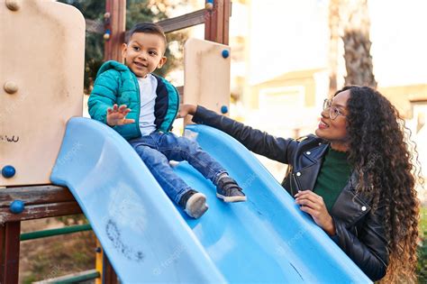 Madre E Hijo Jugando En El Tobogán En El Parque Foto Premium