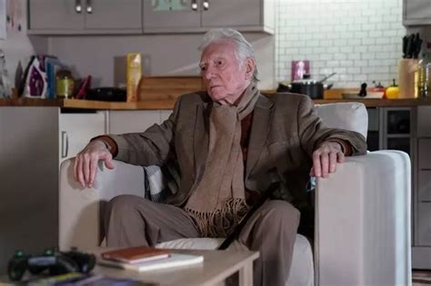 Eastenders Spoiler See Stevie Mitchell Make Unwanted Return But Grows Suspicious Of Pregnant