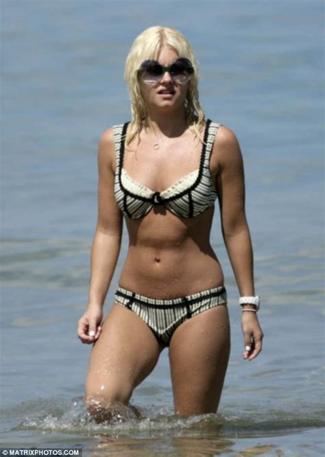 24 Star Elisha Cuthbert On The Beach Day 3 Daily Mail Online