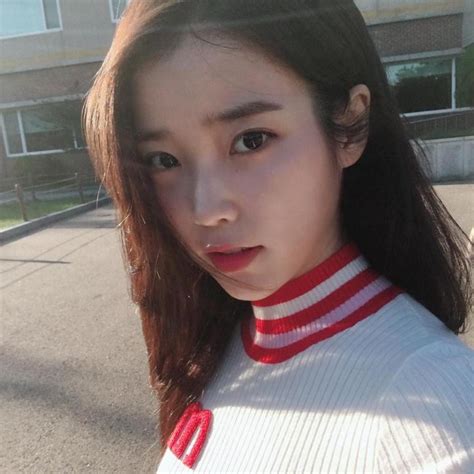 테니스 치는 아이유 매끈한 각선미