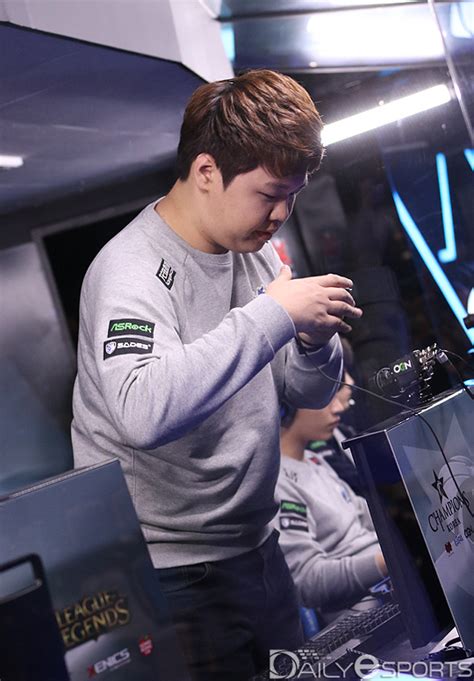 [포토] 프레이 김종인 끝까지 꼼꼼하게