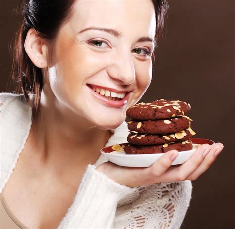 Mulher Comendo Biscoitos De Chocolate Foto Premium