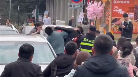 游客开车进武汉大学与学生互殴，疑因鸣笛引发学生不满？校方回应