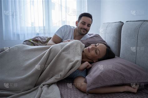 夫妻在床上醒来