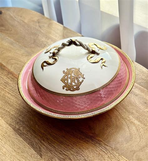 19th Century French Paris Porcelain Tureen With Pink And Gold Detailing