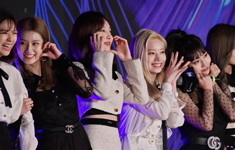 「家族で見るにはちょっと」「nhkどーなってんの」 露出多すぎ？紅白twice「過激衣装」が物議 J Cast ニュース