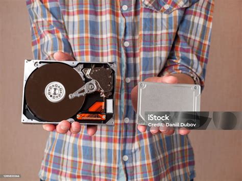 다양한 세대의 컴퓨터 드라이브 하드 디스크 드라이브 및 Ssd 드라이브 데이터 전송 읽기 및 쓰기 속도의 다양한 유형 개념에 대한 스톡 사진 및 기타 이미지 Istock