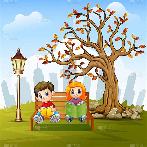 孩子们在城市公园的长椅上看书