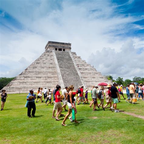 Tourist Swarmed By Angry Crowd At Chichen Itza After Disrespectfully