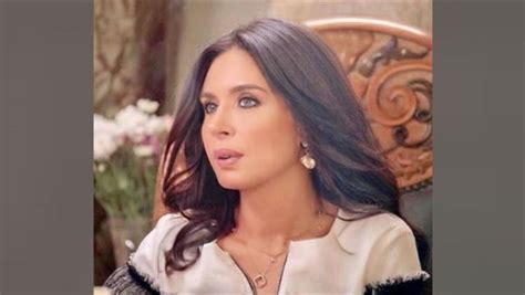 دينا تستعرض جمالها بالأسود اللامع