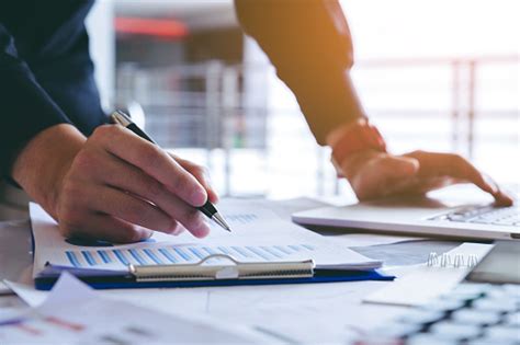 사업가 손 펜 포인트 마케팅 그래프를 들고 온라인 개념 작동 되는 노트북 컴퓨터에 노력 하 고 개념에 대한 스톡 사진 및 기타 이미지 Istock