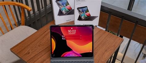 Logitech Slim Folio Pro Bàn phím không dây cho iPad Pro