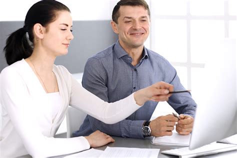 현대 사무실에서 컴퓨터와 함께 일하는 쾌활한 미소 사업가와 여자 회의 또는 직장에서 헤드샷 팀워크 파트너십 및 비즈니스 컨셉 가리키기에 대한 스톡 사진 및 기타 이미지