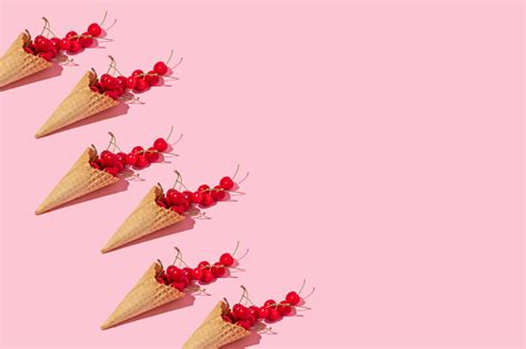 파스텔 핑크 배경에 밝은 빨간색 체리와 아이스크림 콘으로 만든 창조적 인 패턴 봄 또는 여름 과일 아이디어 트렌디 한 여름 과일 개념 0명에 대한 스톡 사진 및 기타 이미지