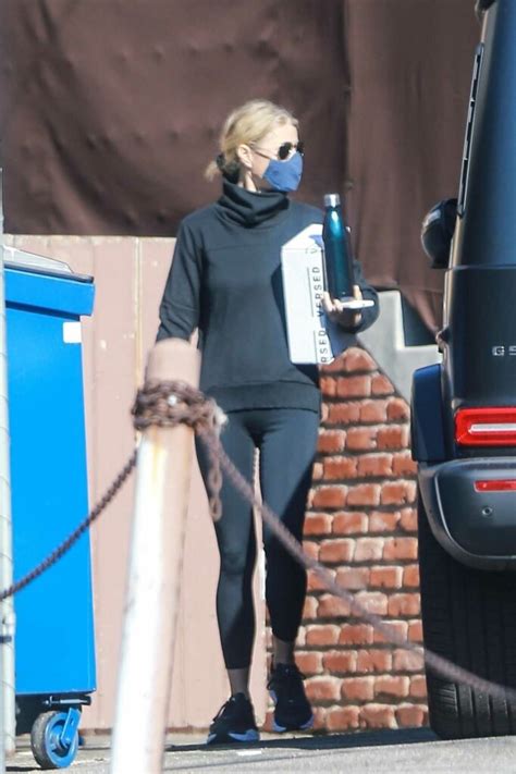 Gwyneth Paltrow In A Black Workout Clothes Leaves The Gym In Santa