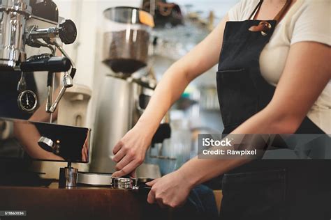 바리스타 카페에서 커피를 만드는 커피추출 서비스 컨셉입니다 기계류에 대한 스톡 사진 및 기타 이미지 기계류 따르기 마실 것 Istock