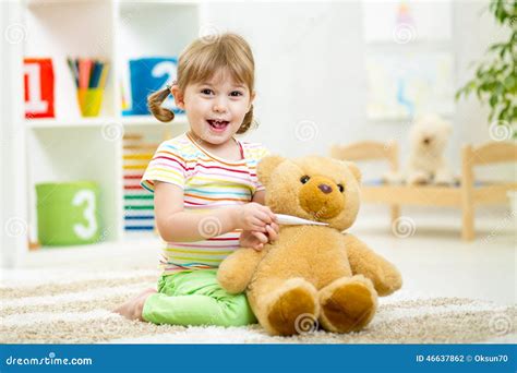 Ragazza Del Bambino Che Gioca Al Dottore Con Il Giocattolo Della