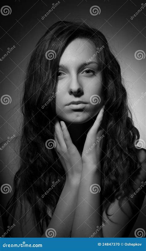Mooie Meisjes Grijze Achtergrond Stock Foto Image Of Stellen