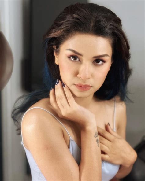 Avneet Kaur Wants You To Come Close See Pics Iwmbuzz