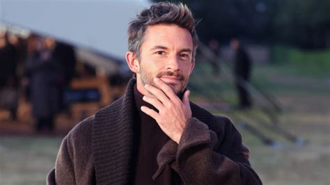 ‘people Names Jonathan Bailey Its 2025 Sexiest Man Alive Finger